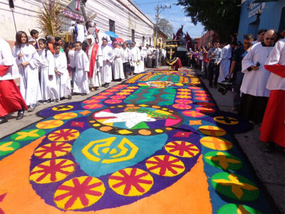 Alfombras de aserrín, el arte efímero que evoca el origen de la Semana ...
