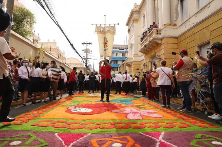 Alfombras de aserrín, el arte efímero que evoca el origen de la Semana ...