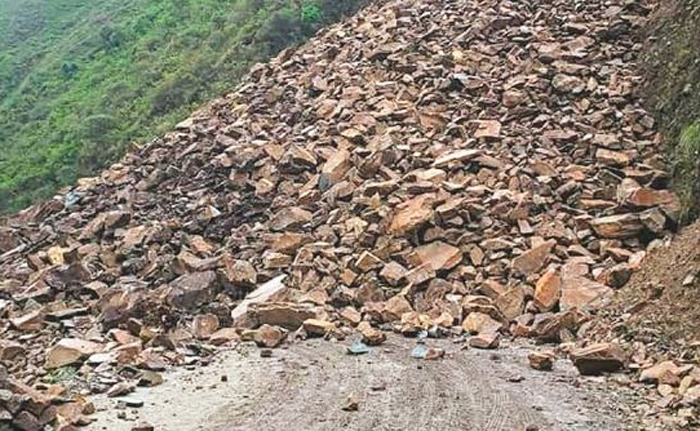 Deslizamiento de piedras deja varios municipios incomunicados al sur de ...