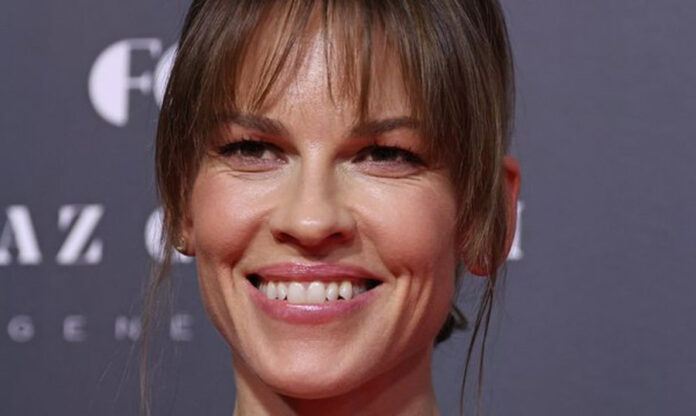 Hilary Swank confirma que está embarazada de mellizos a sus 48 años - Proceso Digital