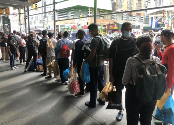 400 nuevos inmigrantes llegaron cada día de la semana pasada a Nueva ... 400 nuevos inmigrantes llegaron cada día de la semana pasada a Nueva ...