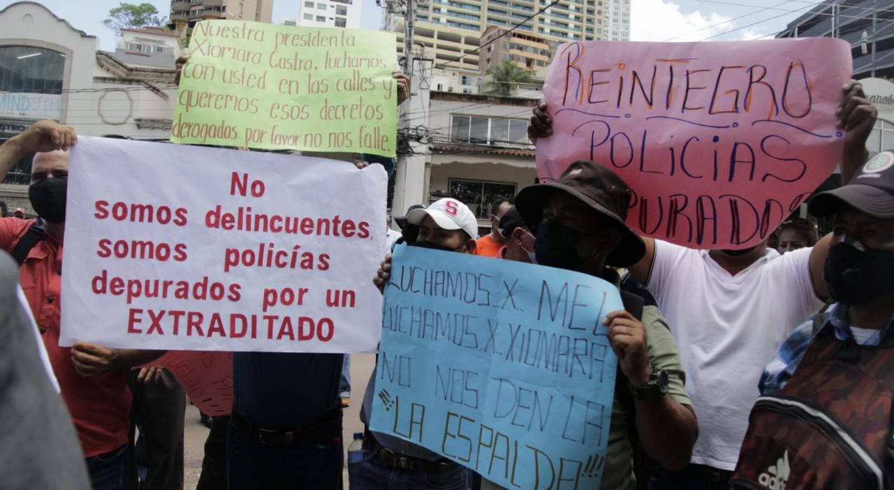 Policías depurados protestan en bajos del Congreso, exigen reintegro ...