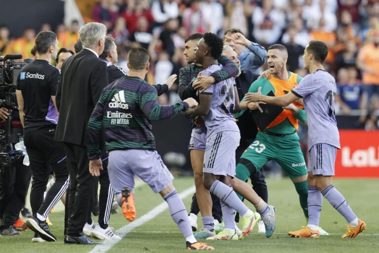 Un detenido por insultos racistas contra Vinícius Jr. en el estadio del ...