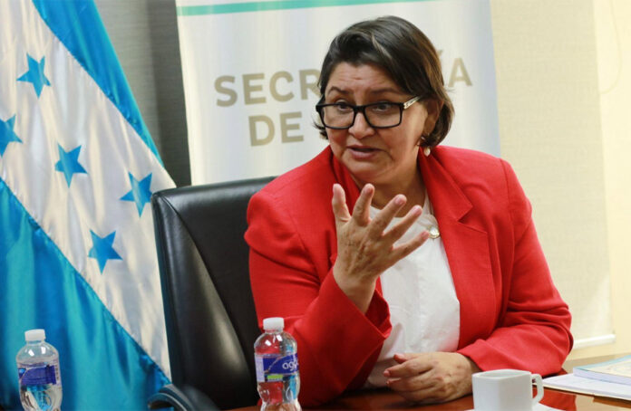 Ministra Paredes revela que ella no contrata personal y que sólo firma ...